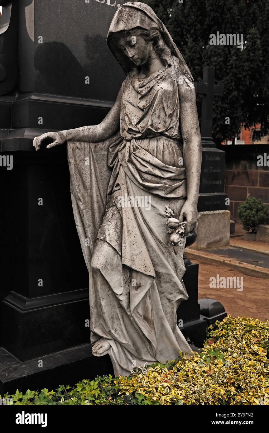 Female statue in mourning hi-res stock photography and images - Alamy