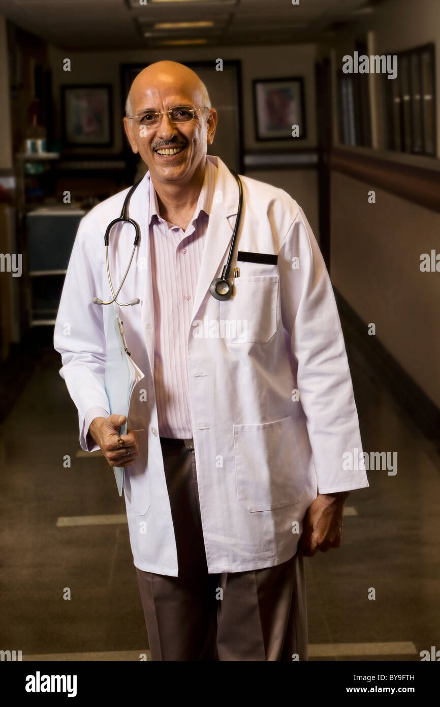 Portrait of a senior doctor Stock Photo - Alamy