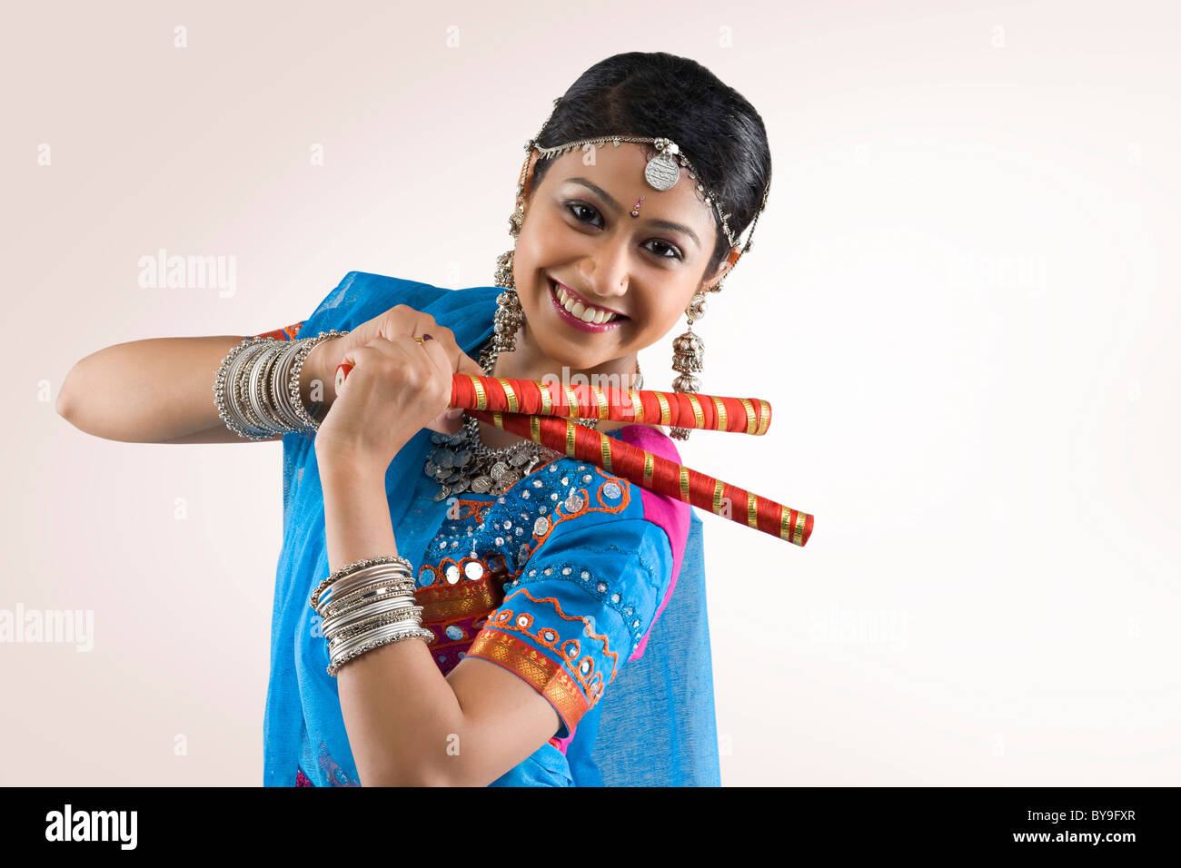 Gujarati woman performing dandiya Stock Photo - Alamy