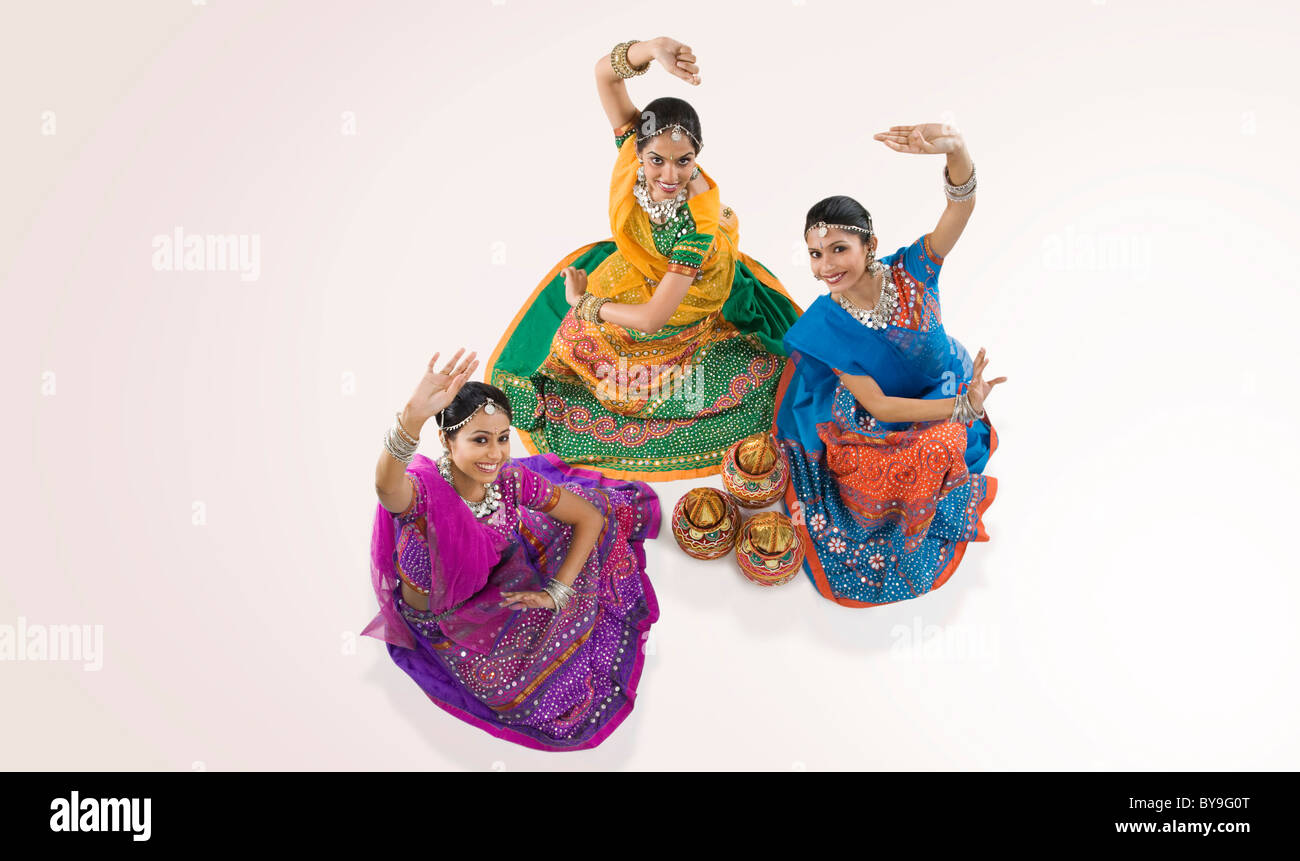 Gujarati women dancing Stock Photo - Alamy