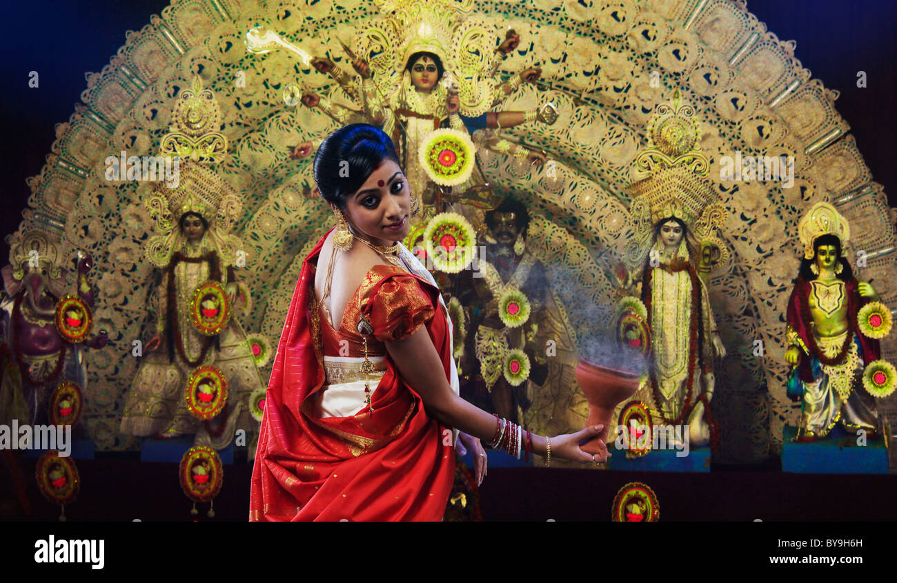 Bengali woman doing a Dhunuchi dance Stock Photo - Alamy