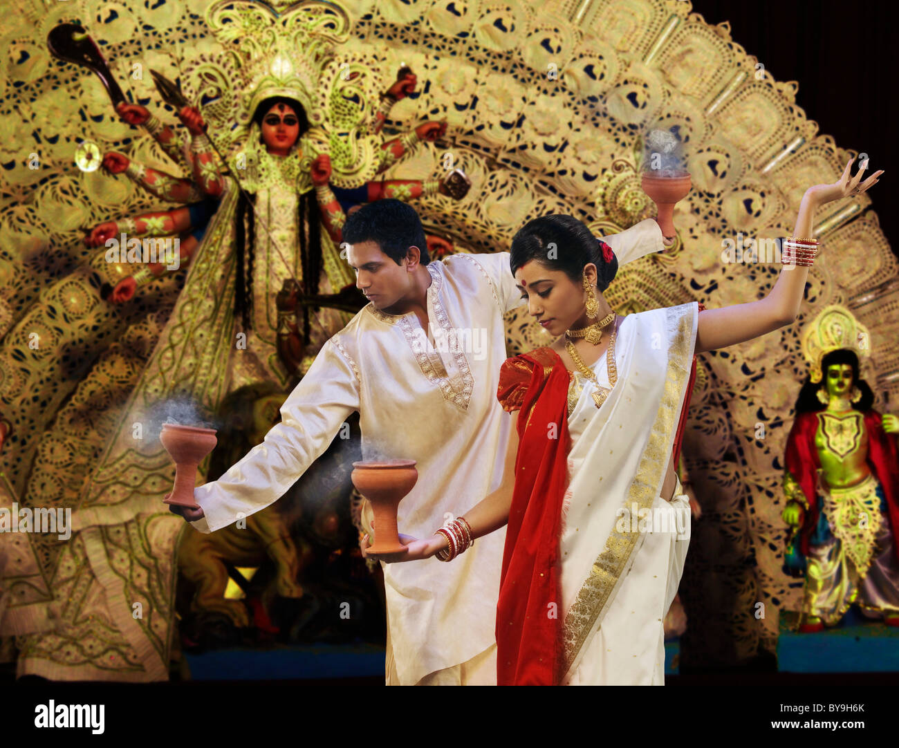 Bengali couple doing a Dhunuchi dance Stock Photo - Alamy