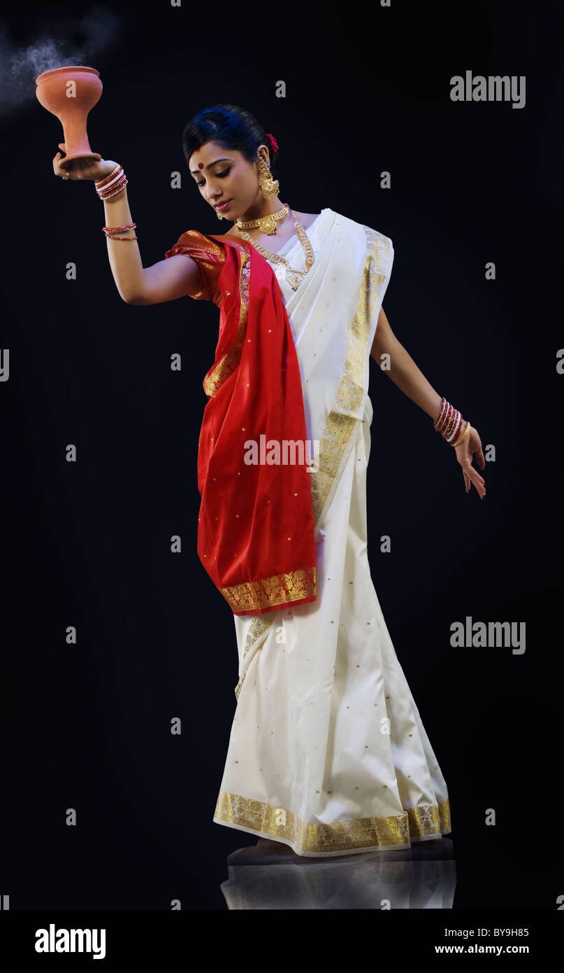Dhunuchi dance of durga puja hi-res stock photography and images - Alamy