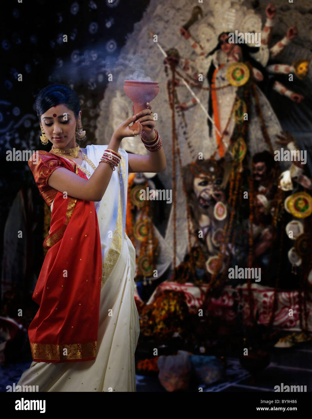 Bengali woman doing a Dhunuchi dance Stock Photo - Alamy