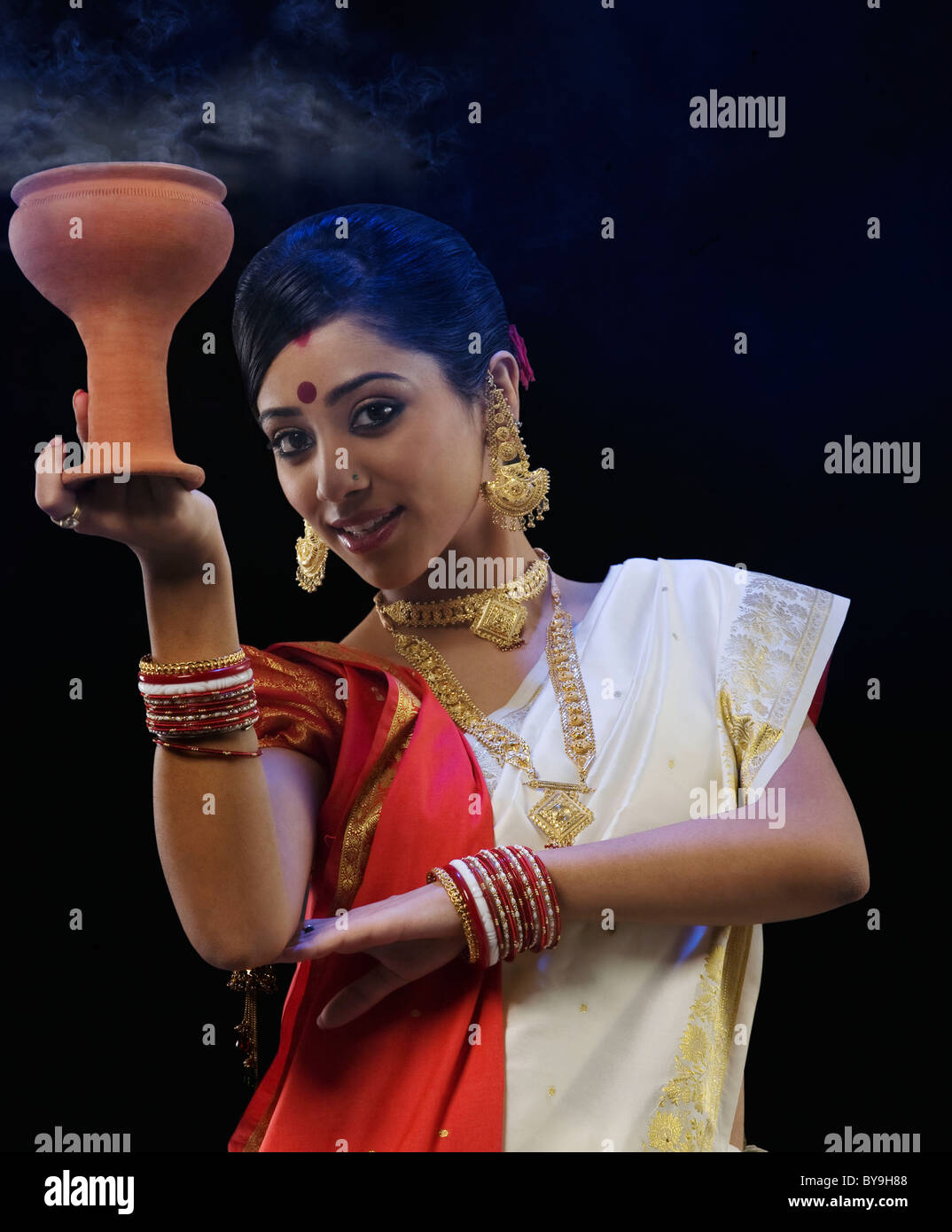 Bengali woman doing a Dhunuchi dance Stock Photo - Alamy