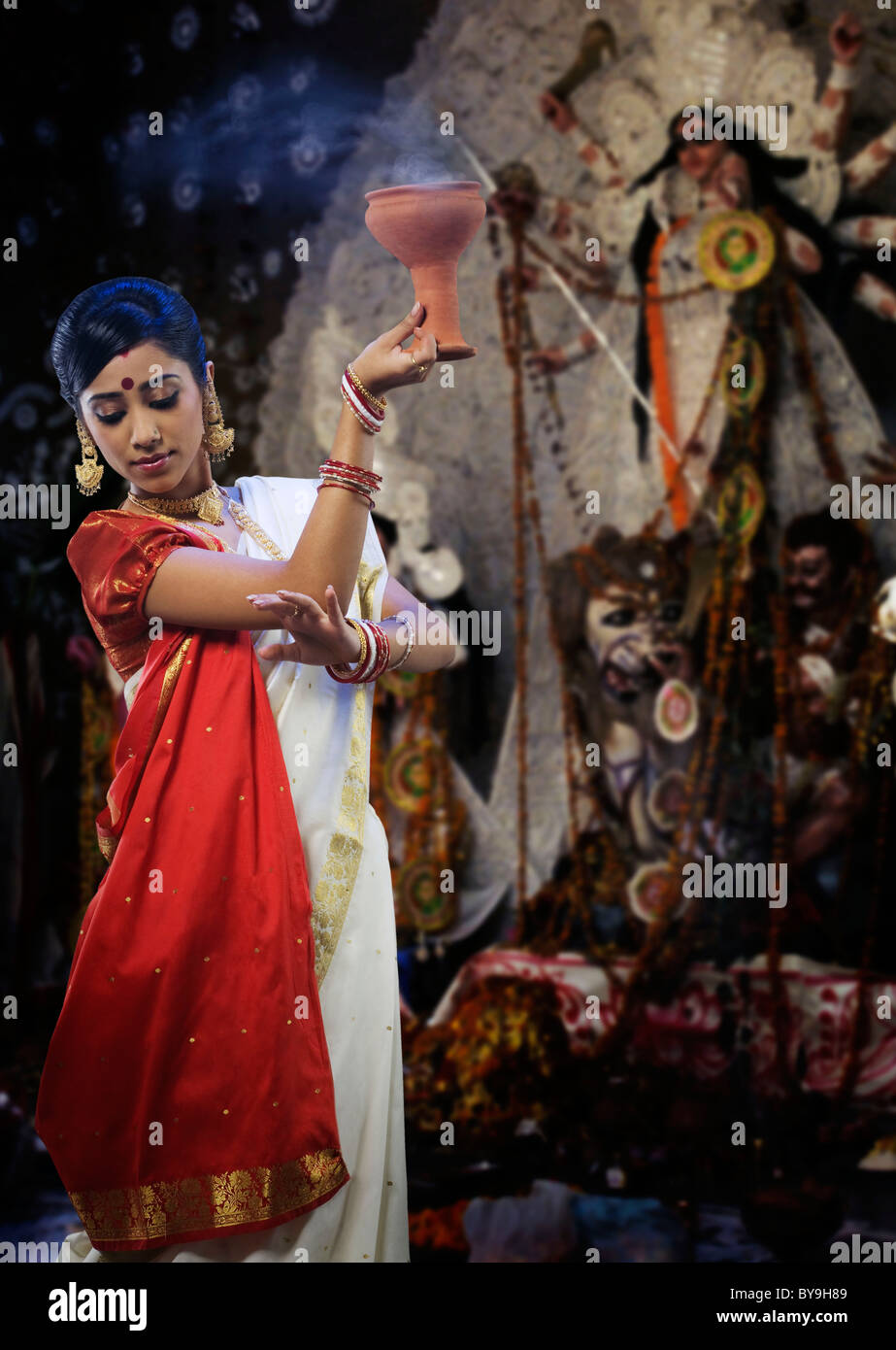 Bengali woman doing a Dhunuchi dance Stock Photo - Alamy