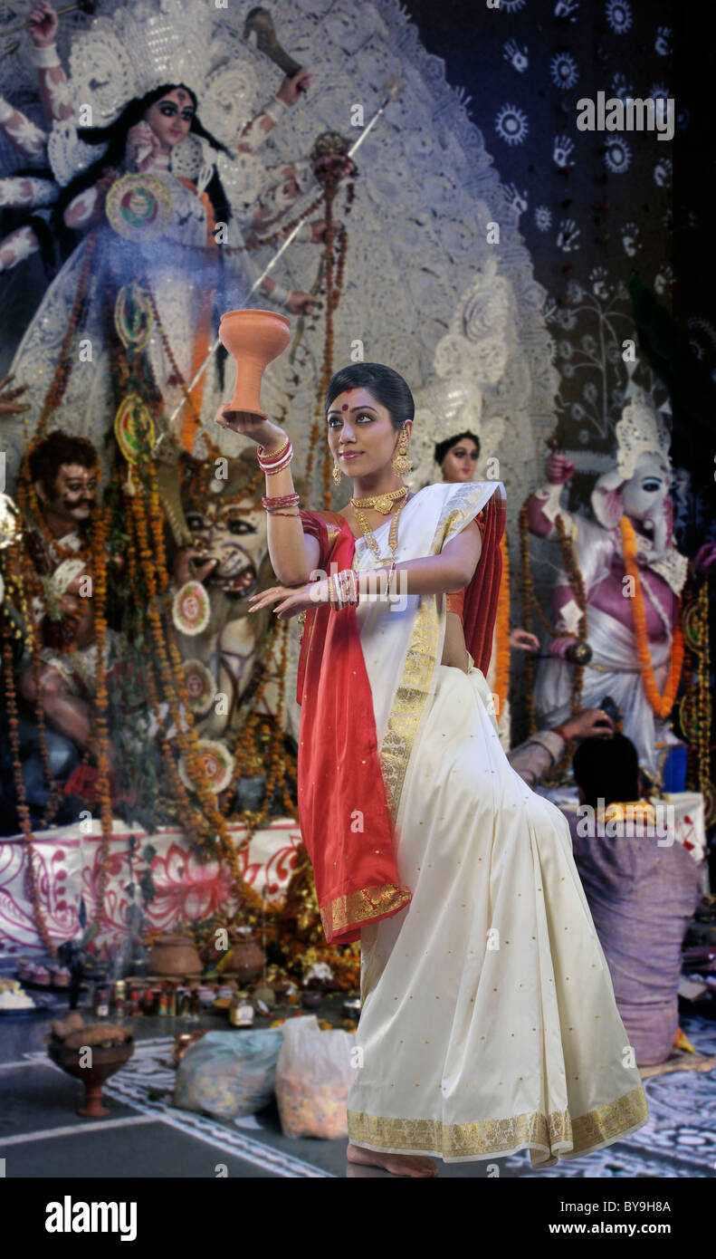 Bengali woman doing a Dhunuchi dance Stock Photo - Alamy