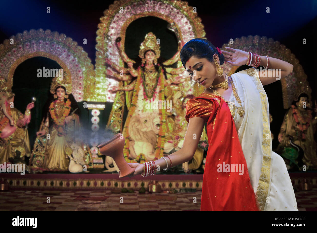 Bengali woman doing a Dhunuchi dance Stock Photo - Alamy