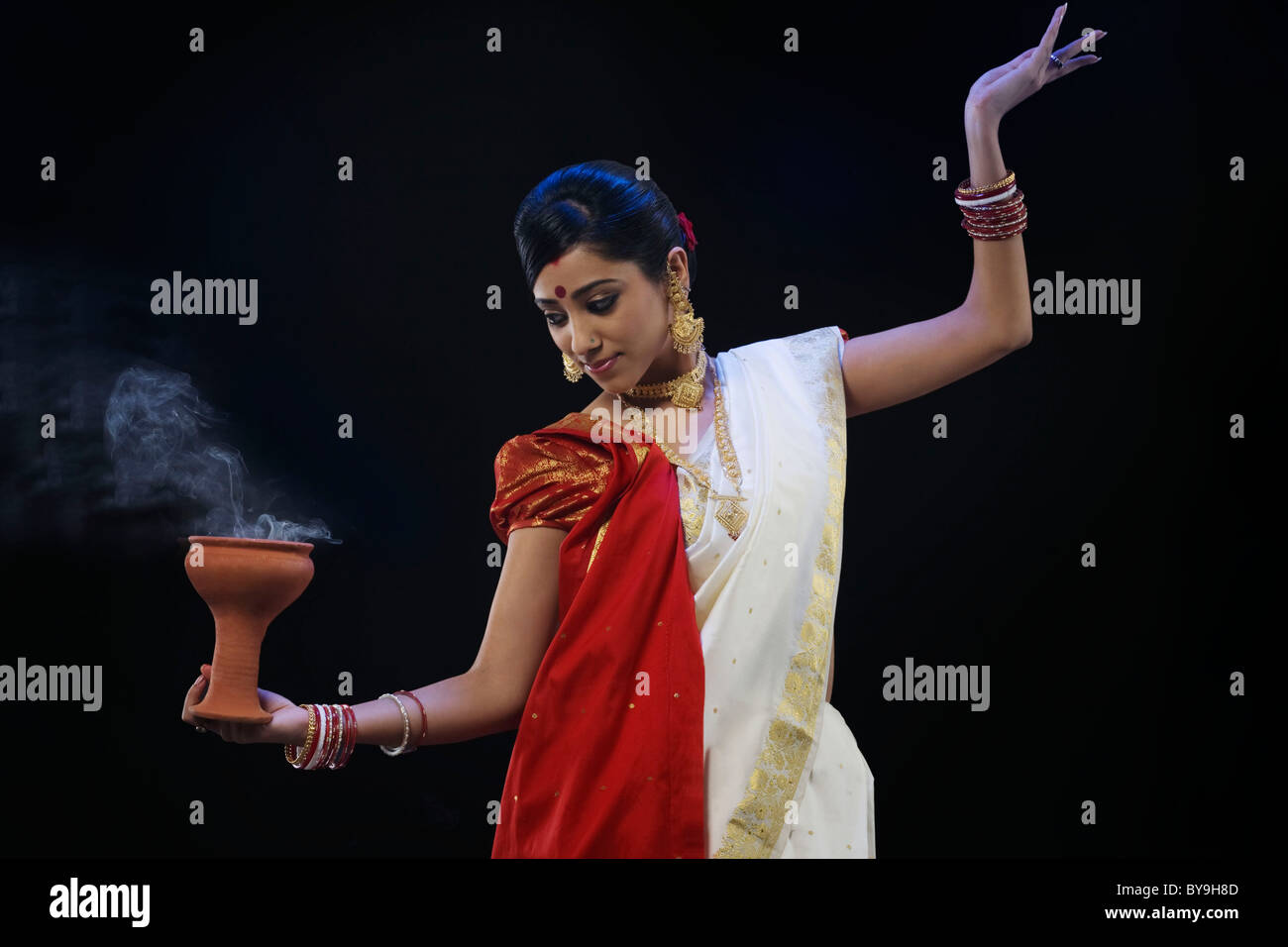 Bengali woman doing a Dhunuchi dance Stock Photo - Alamy