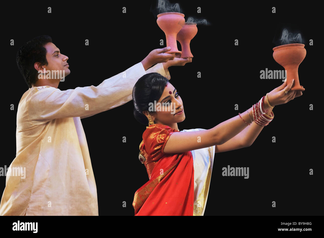 Bengali couple doing a Dhunuchi dance Stock Photo - Alamy