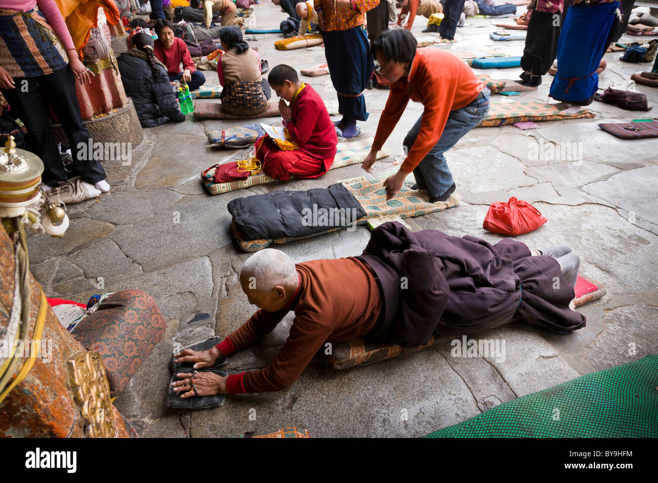 Buddhist woman prostrating barkhor lhasa hi-res stock photography and ...