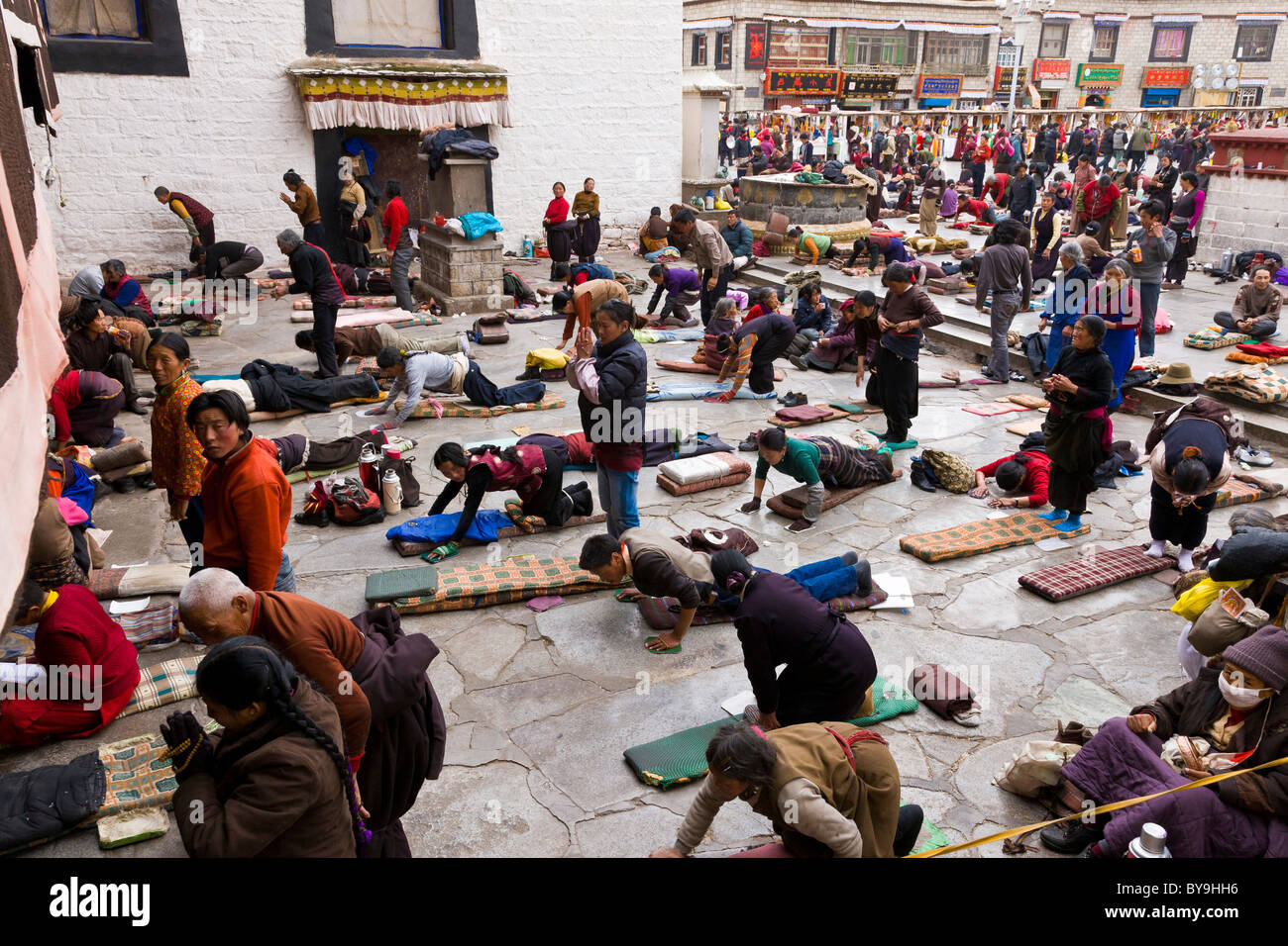 Buddhist woman prostrating barkhor lhasa hi-res stock photography and ...