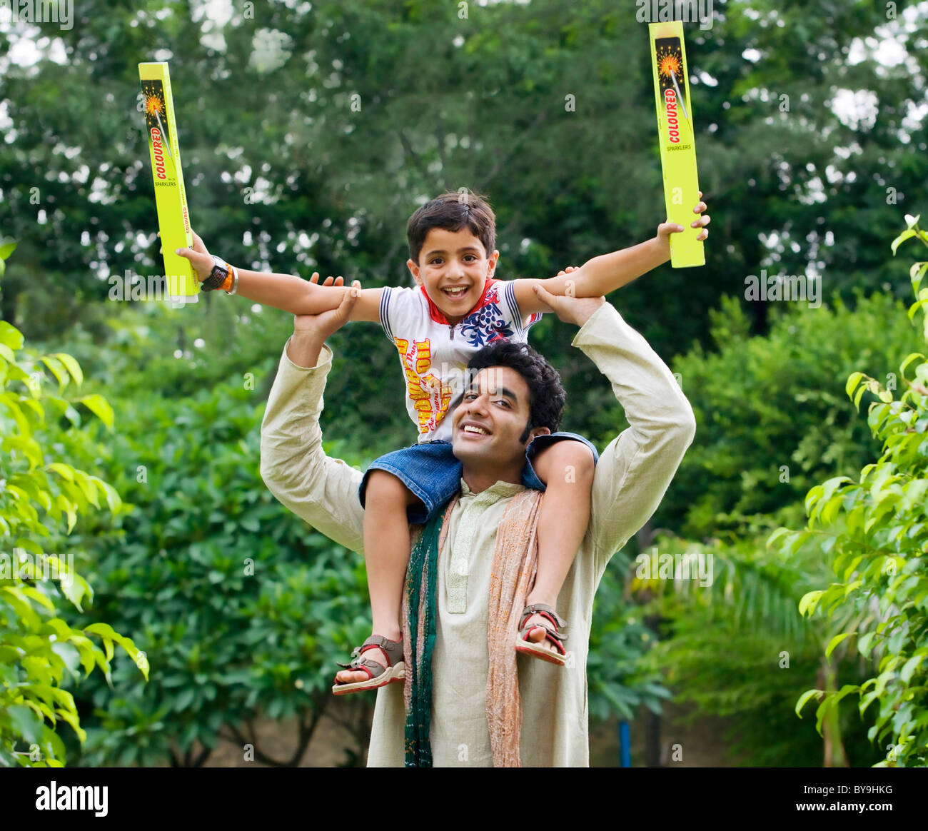 Son sitting on his fathers shoulders Stock Photo - Alamy