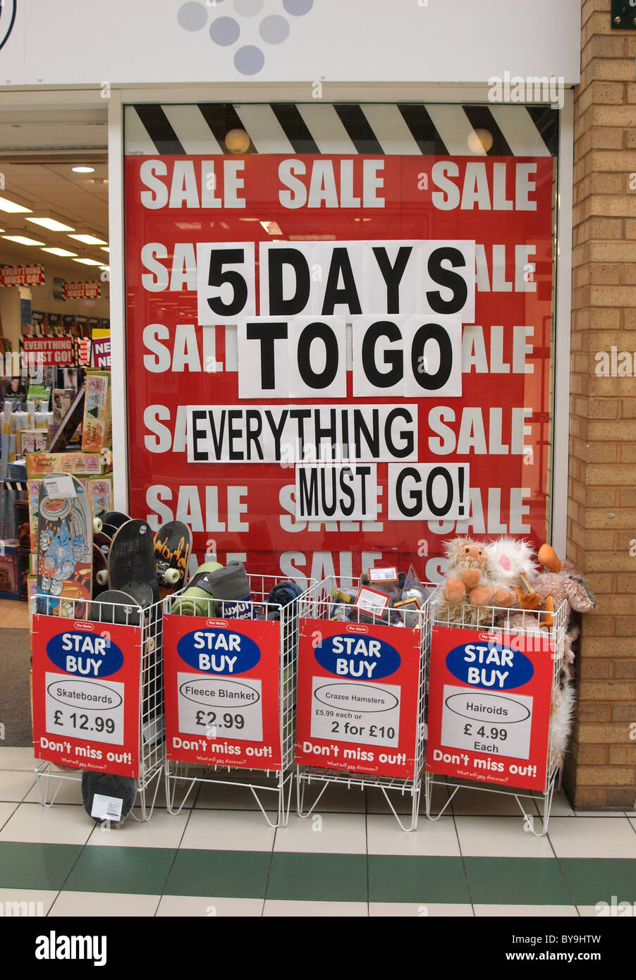 Everything must go sale, UK Stock Photo - Alamy