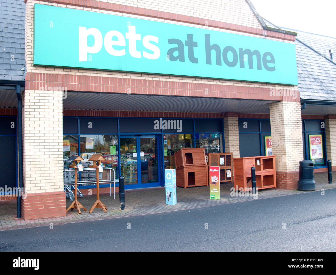 Large pets home store hi-res stock photography and images - Alamy