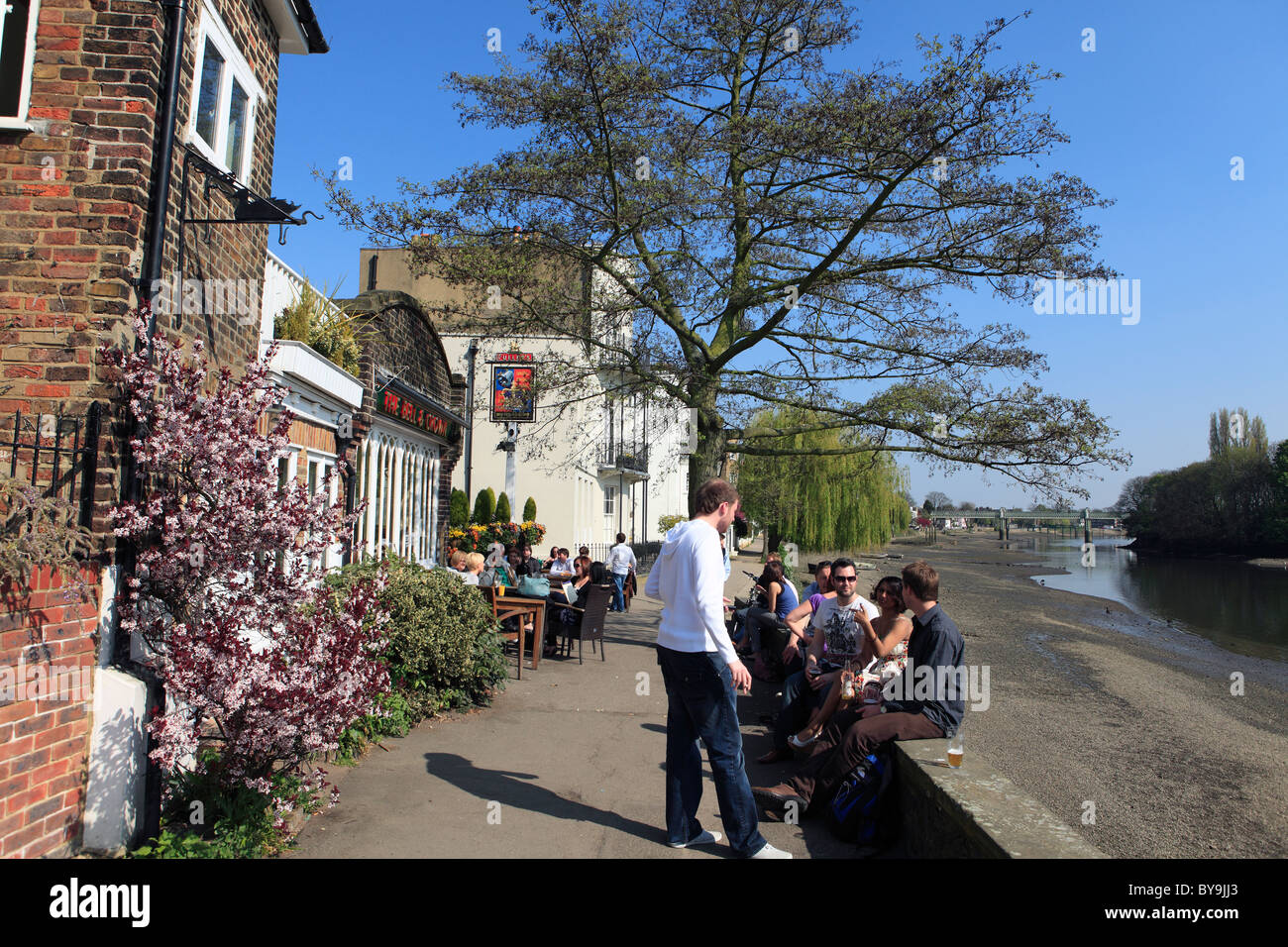 Chiswick bridge hi-res stock photography and images - Alamy