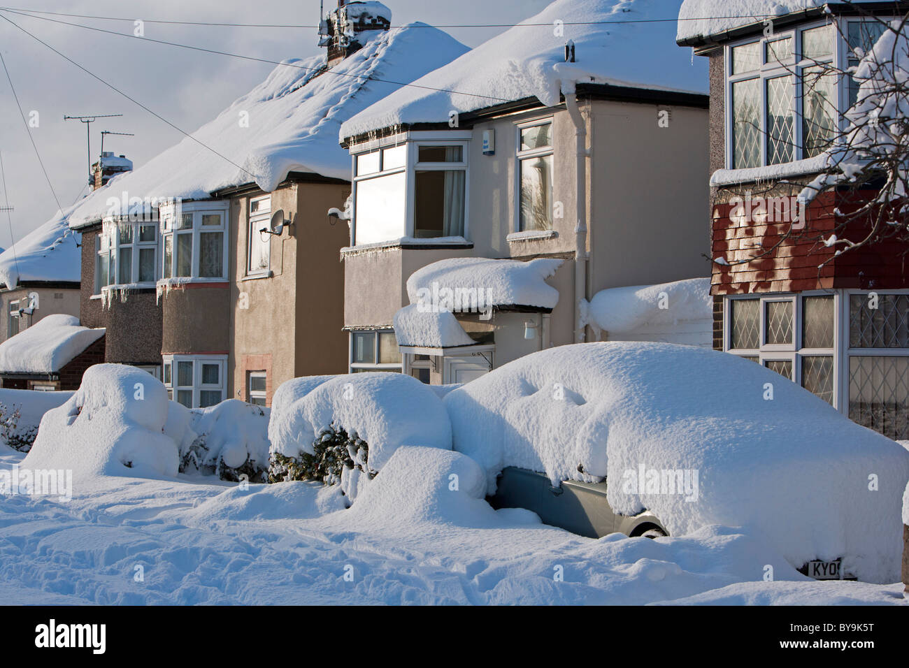 Cars snowed in hi-res stock photography and images - Alamy