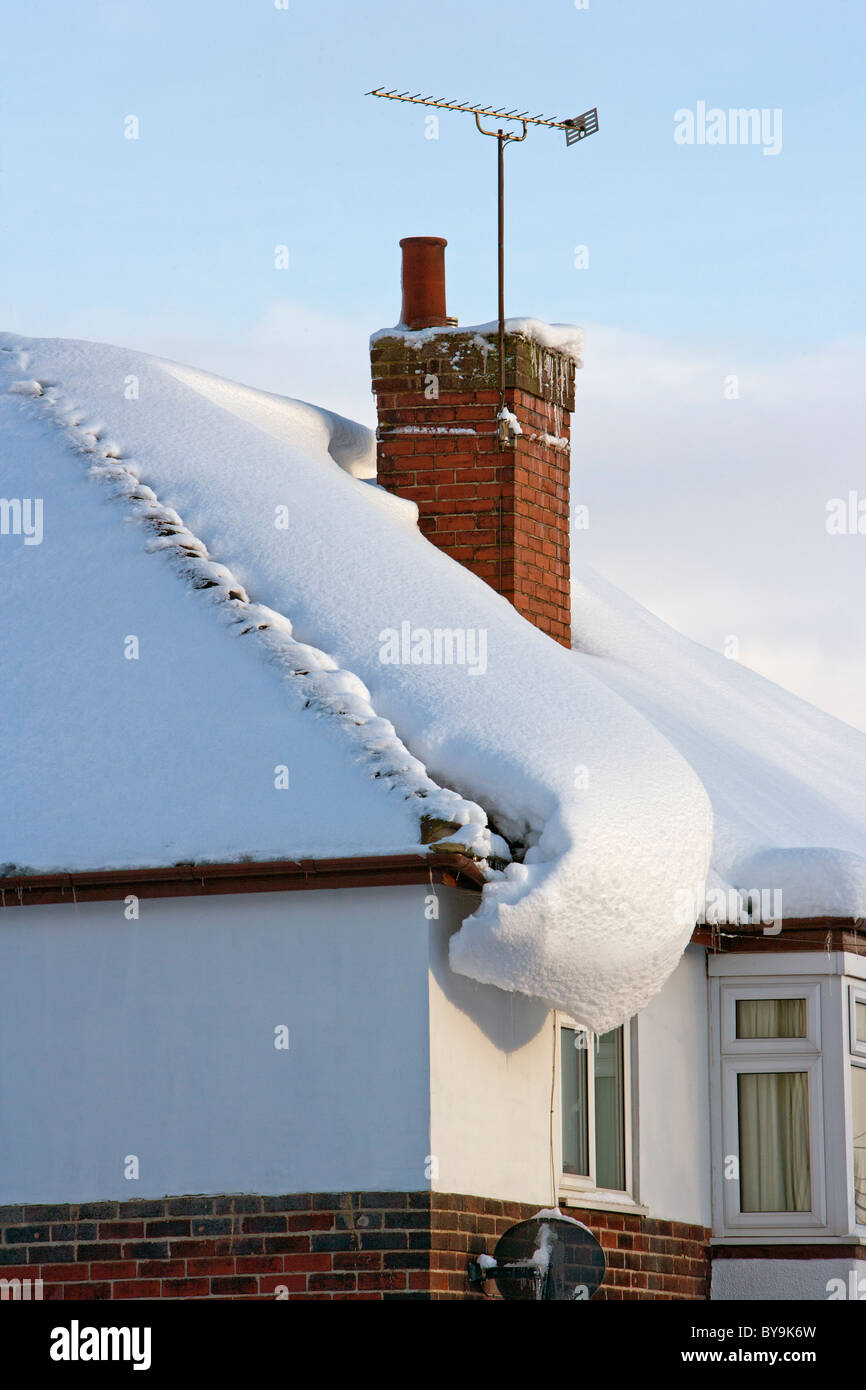 Heavy snow on house roof Stock Photo - Alamy