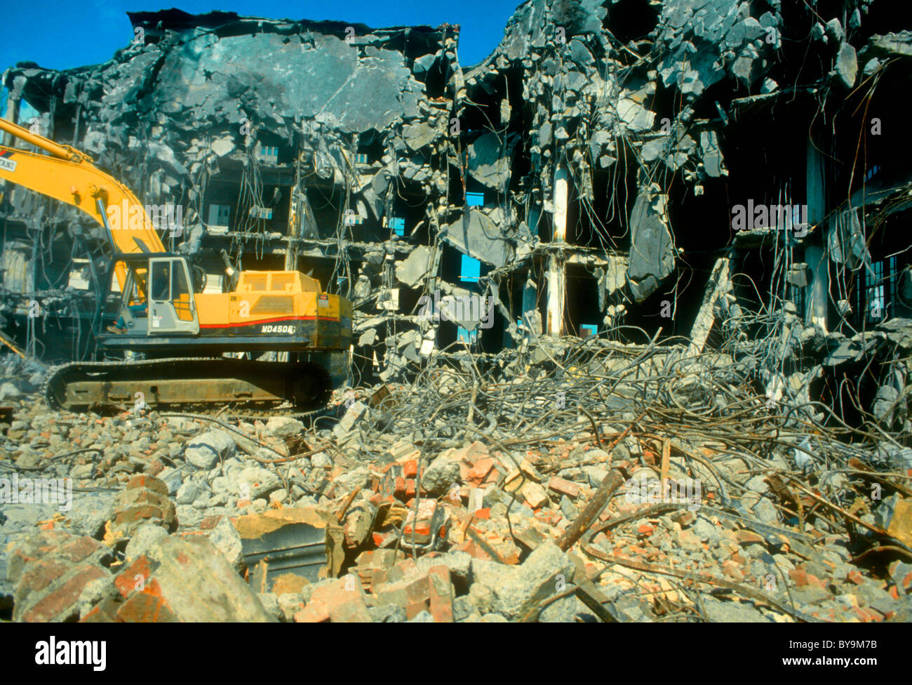 Demolition of building Stock Photo - Alamy