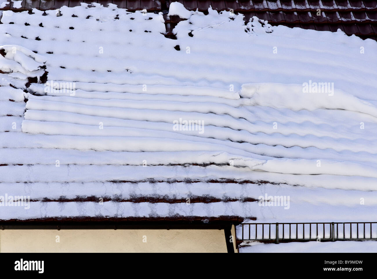 Snow on rooftop hi-res stock photography and images - Alamy