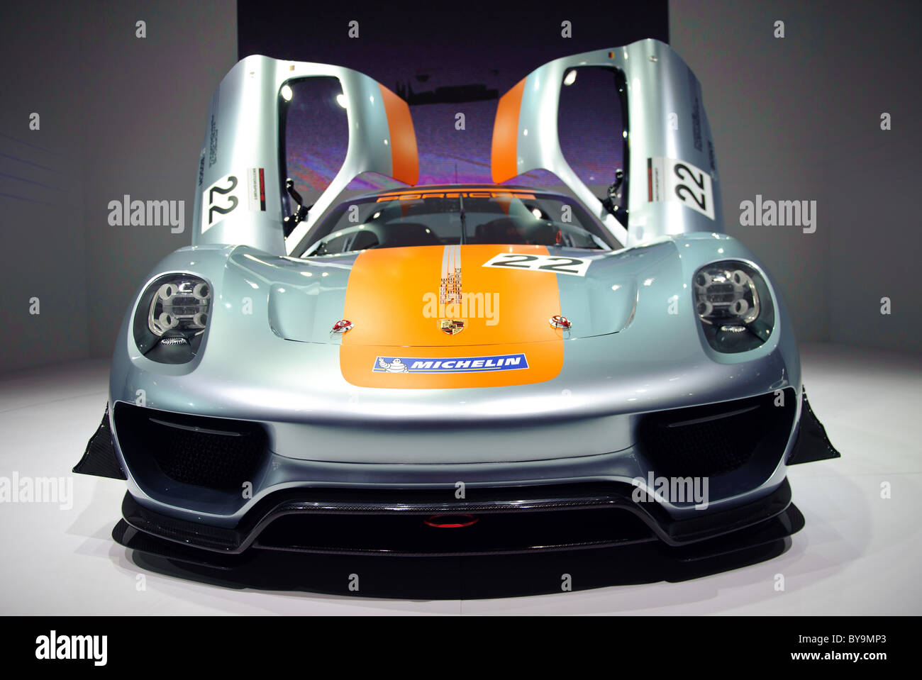 The 918 RSR Porsche hybrid racing car on show at the Qatar Motorshow ...