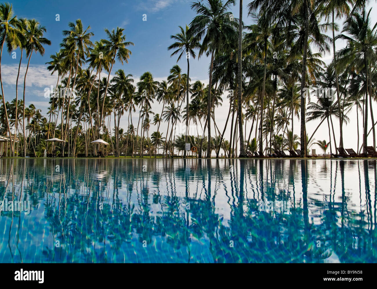 sri lanka wadduwa blue waters hotel turist pool Stock Photo - Alamy