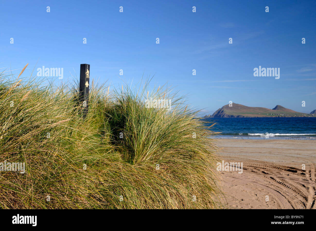 Hiking sign indicating the way along the beach near ballyferriter ...