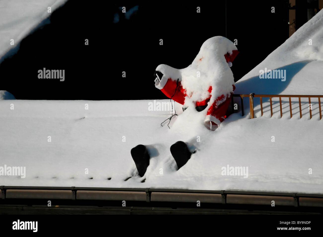 Santa claus on the roof hi-res stock photography and images - Alamy