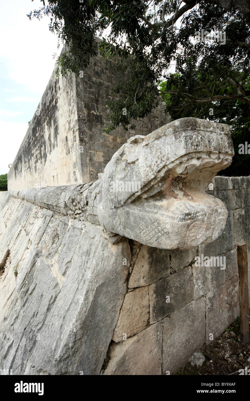 HEAD OF SERPENT, MAYAN RUINS AT CHICHEN ITZA, MEXICO Stock Photo - Alamy