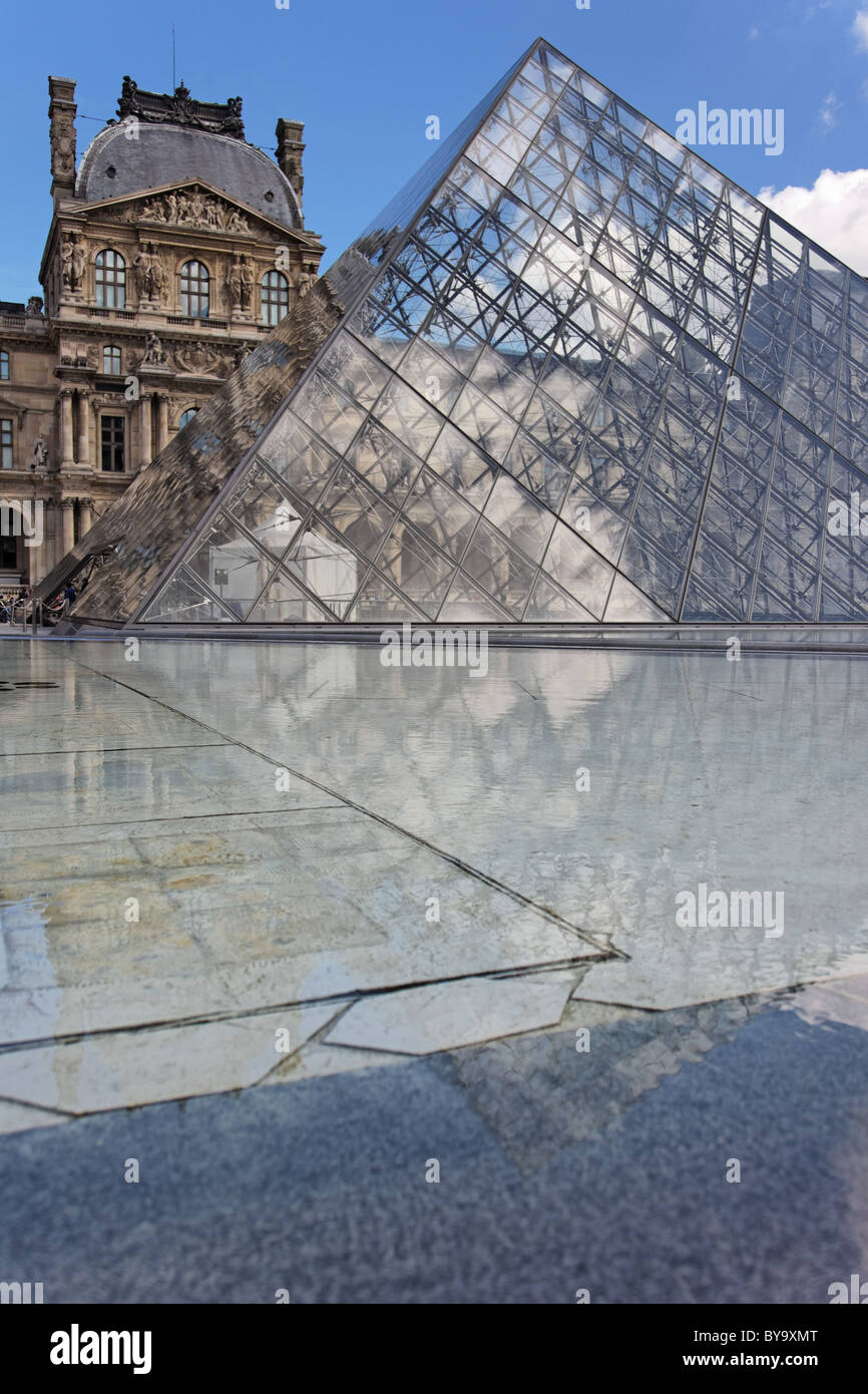 Le louvre museum pyramid hi-res stock photography and images - Alamy