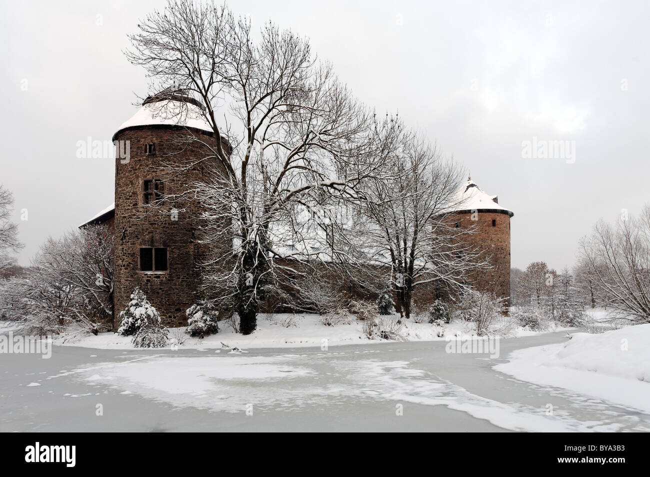 Romantic Haus zum Haus moated castle in winter, Ratingen, Lower Rhine ...
