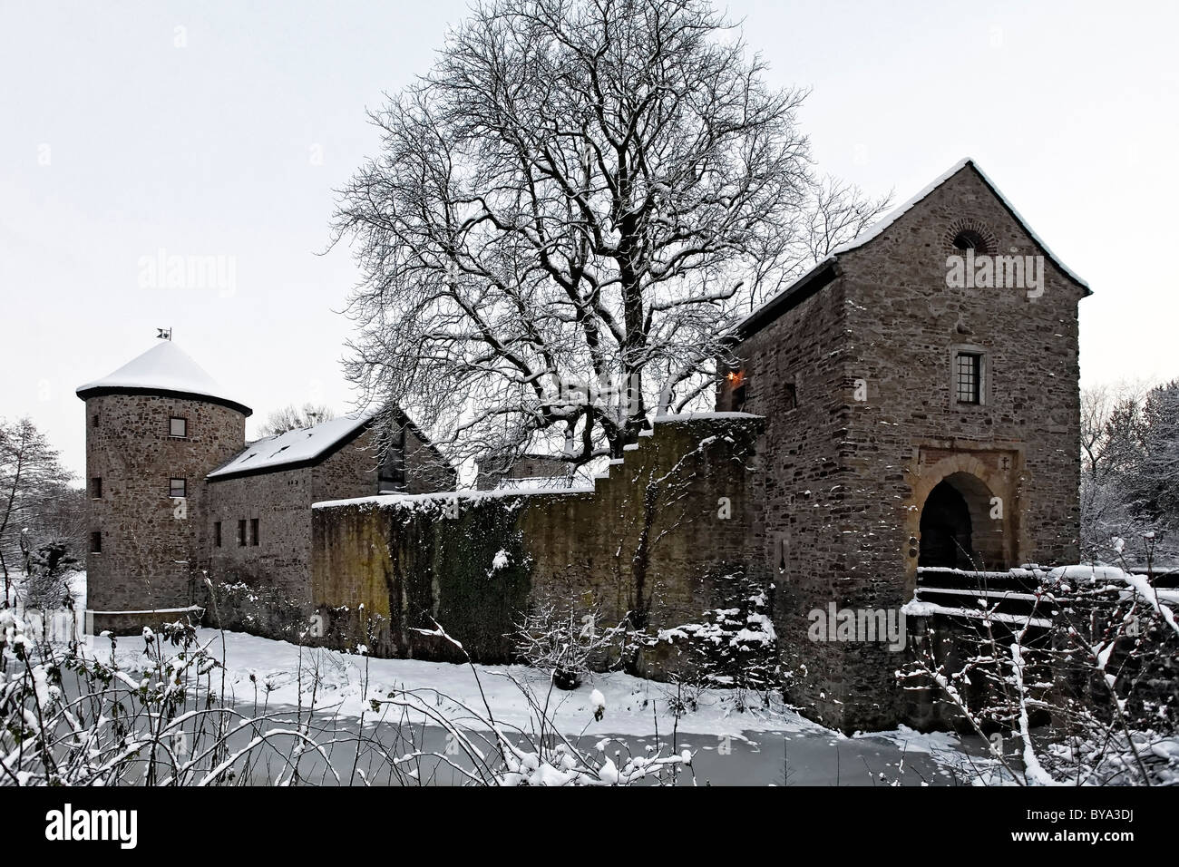 Romantic Haus zum Haus moated castle in winter, Ratingen, Lower Rhine ...
