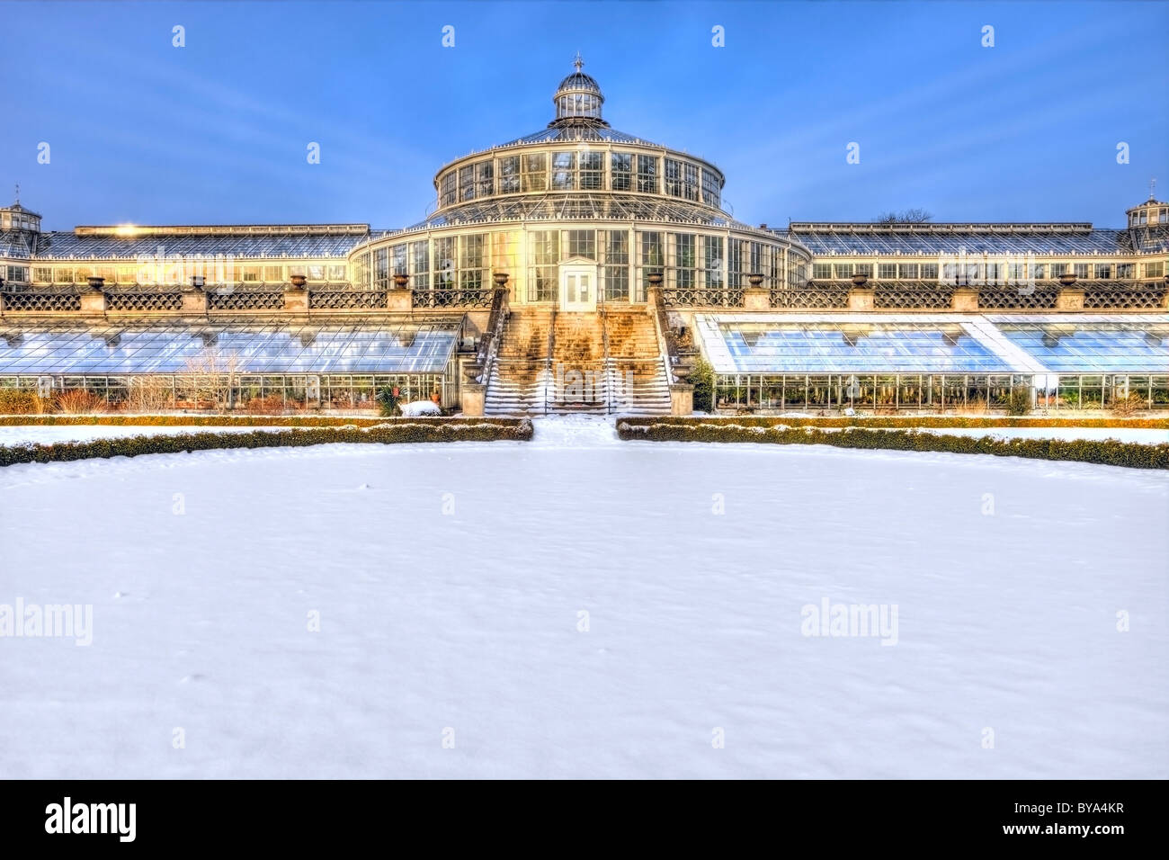 In snow covered garden hi-res stock photography and images - Alamy