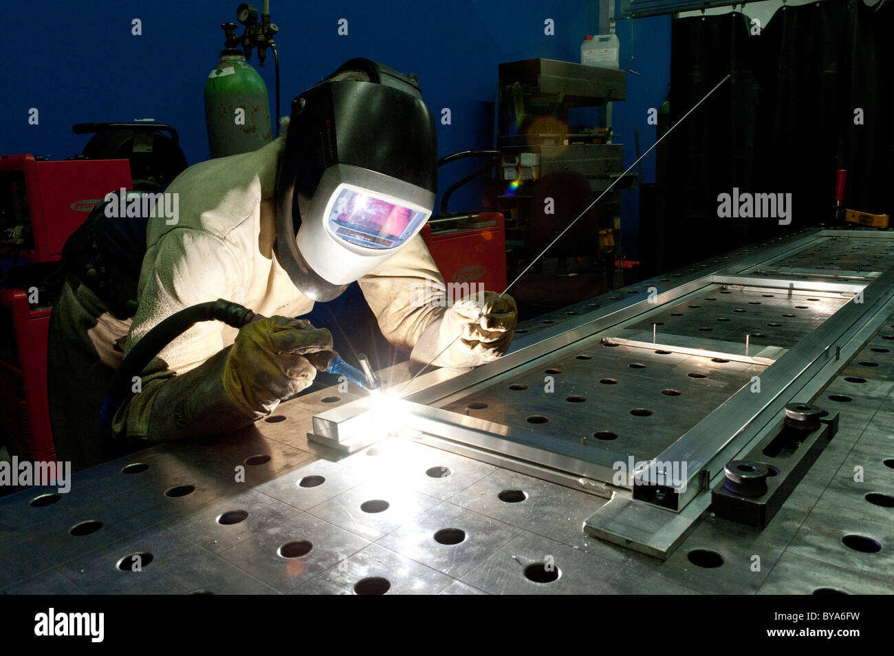 Welding booth hi-res stock photography and images - Alamy