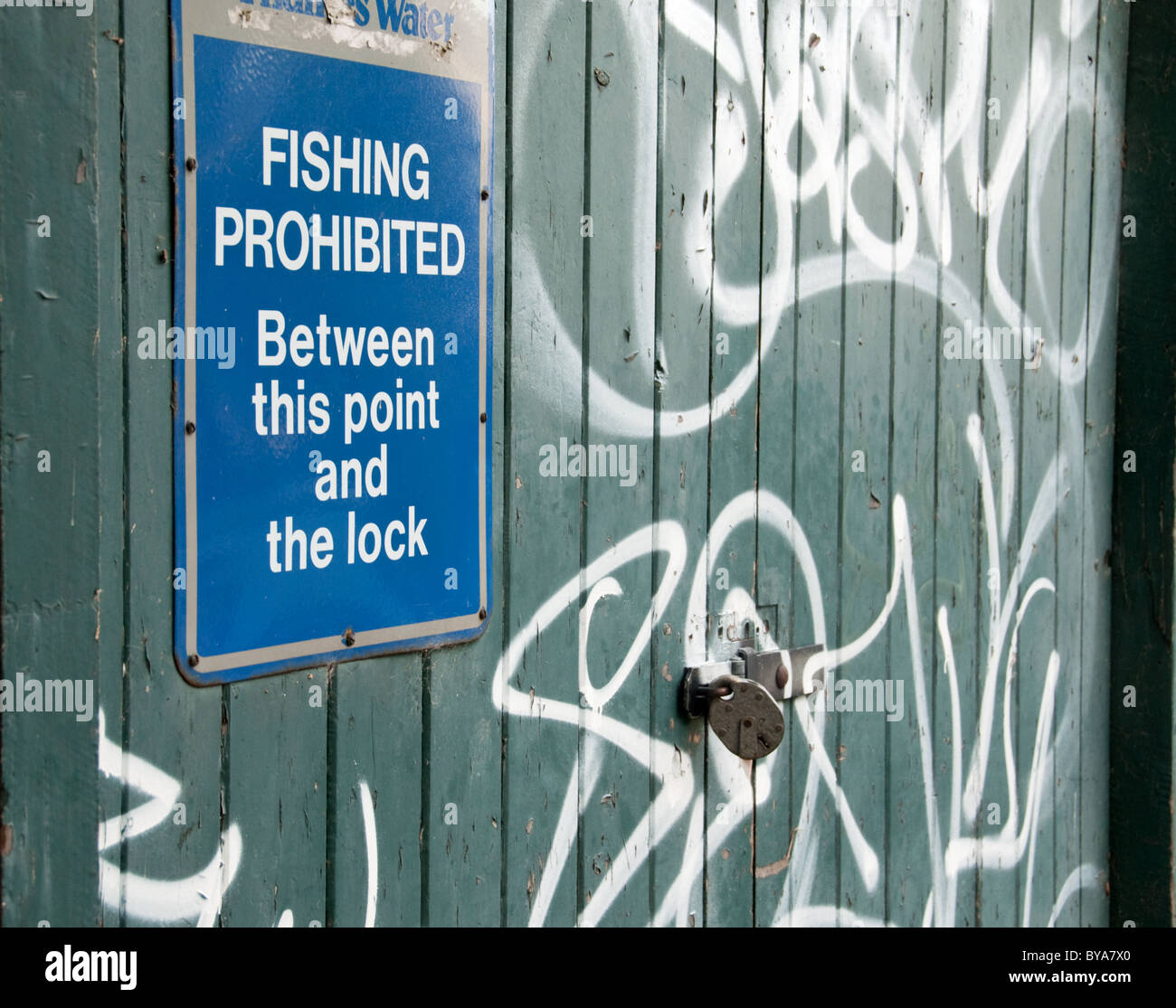 River lock sign hi-res stock photography and images - Alamy