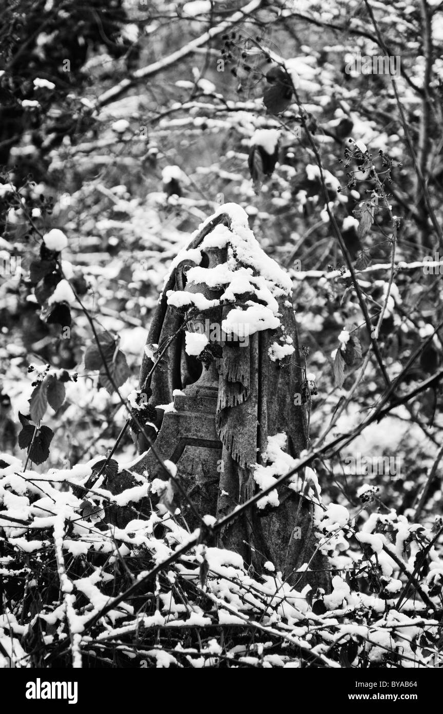 Neglected gravestone hi-res stock photography and images - Alamy