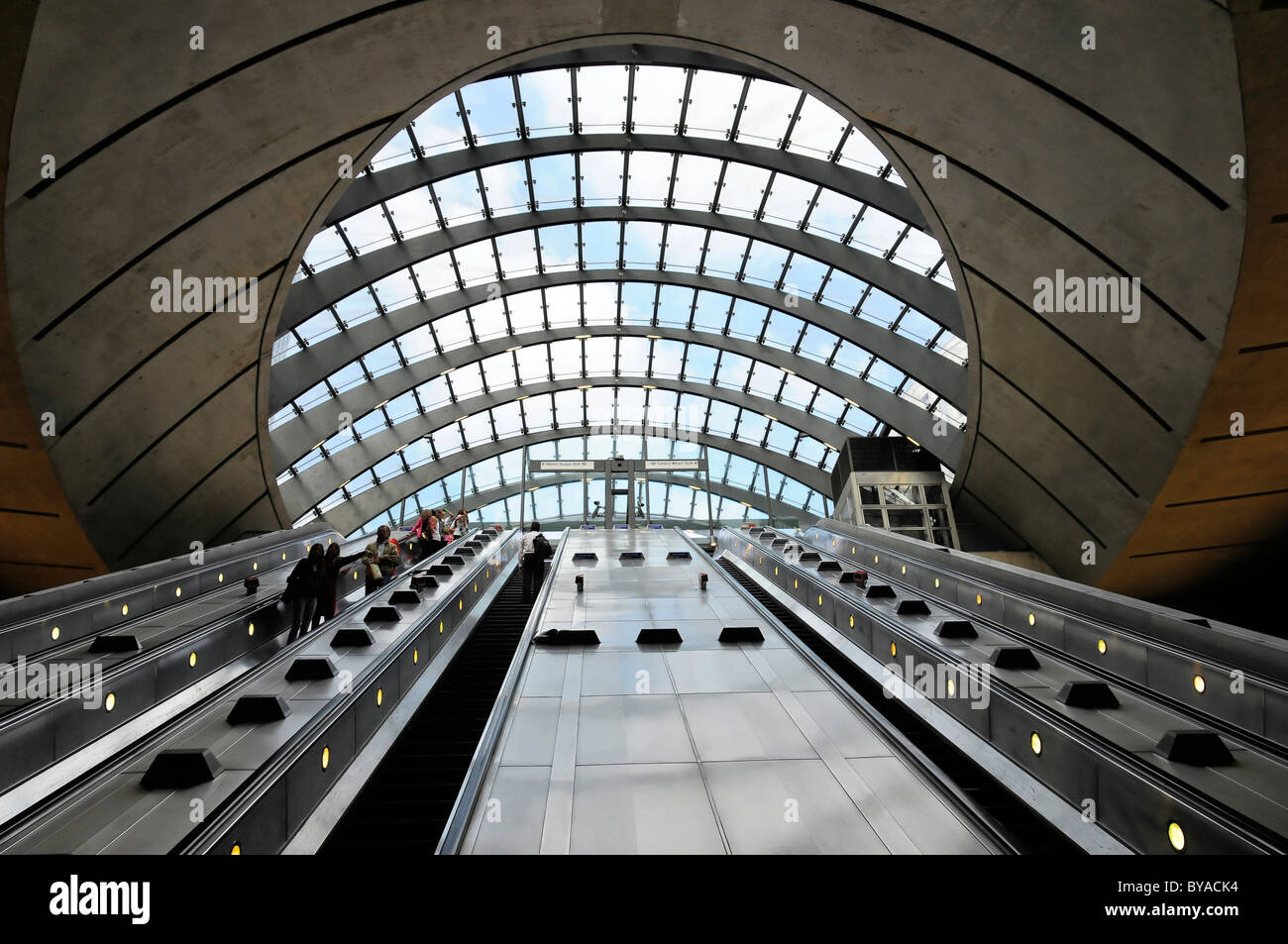 Curved glass canopy hi-res stock photography and images - Alamy
