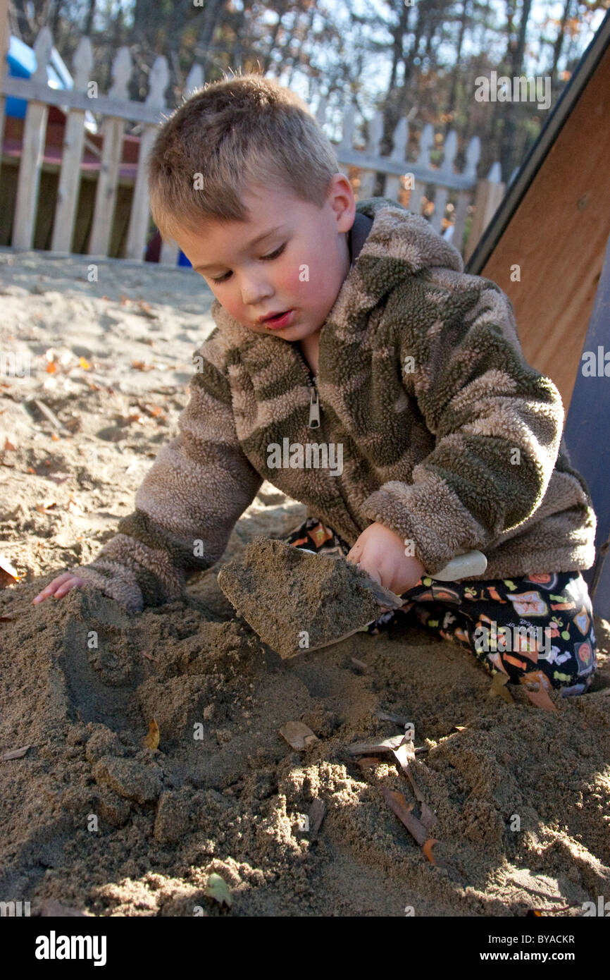 Child digging in the sand hi-res stock photography and images - Alamy