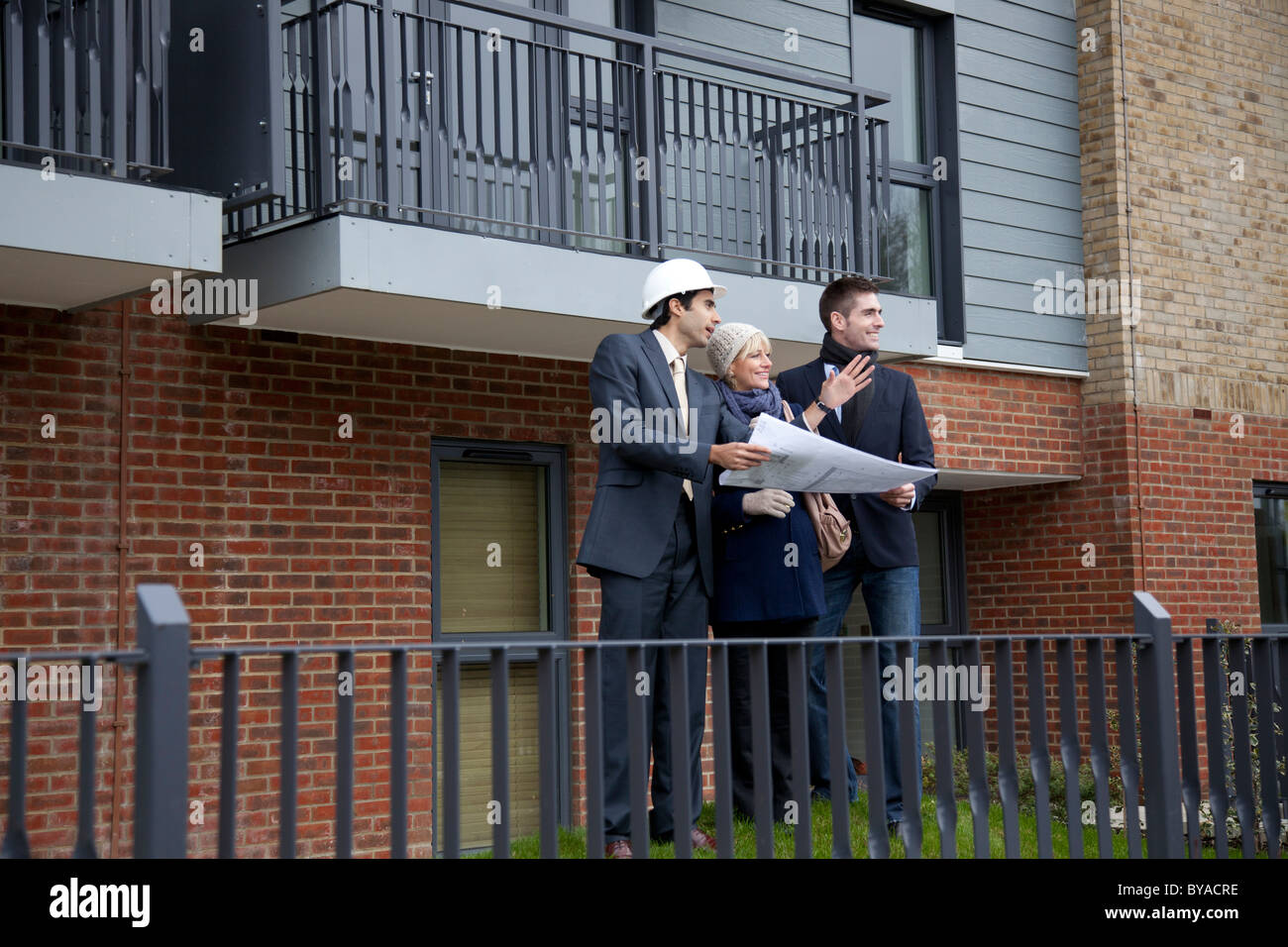 Couple talking to architect Stock Photo - Alamy