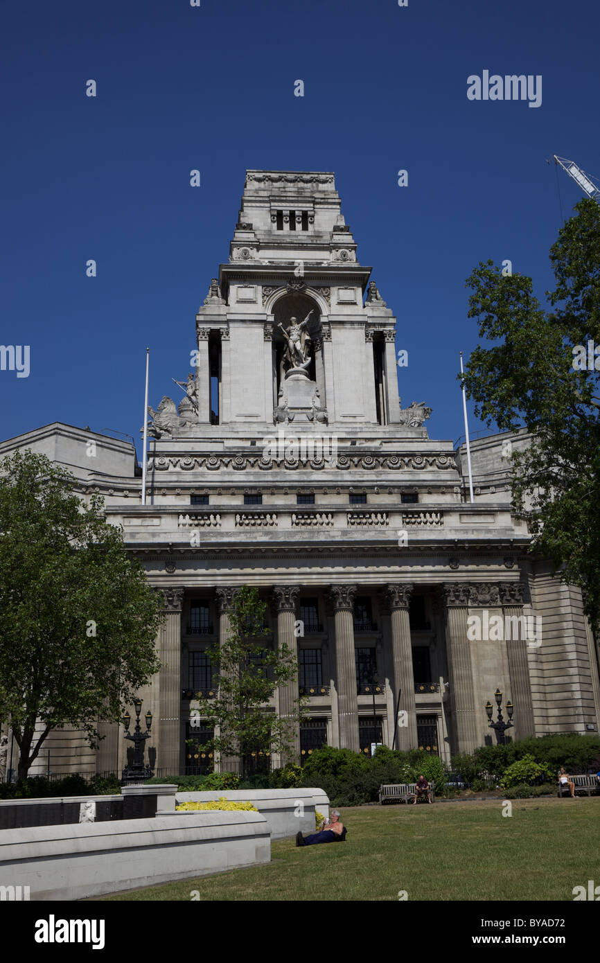 10 Trinity Square, Designed by Sir Edwin Cooper, was built between 1915 ...