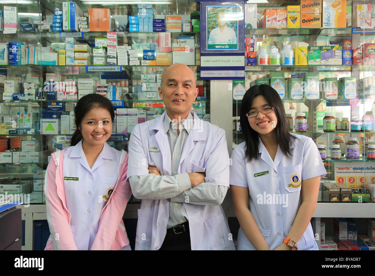 Pharmacy staff hi-res stock photography and images - Alamy
