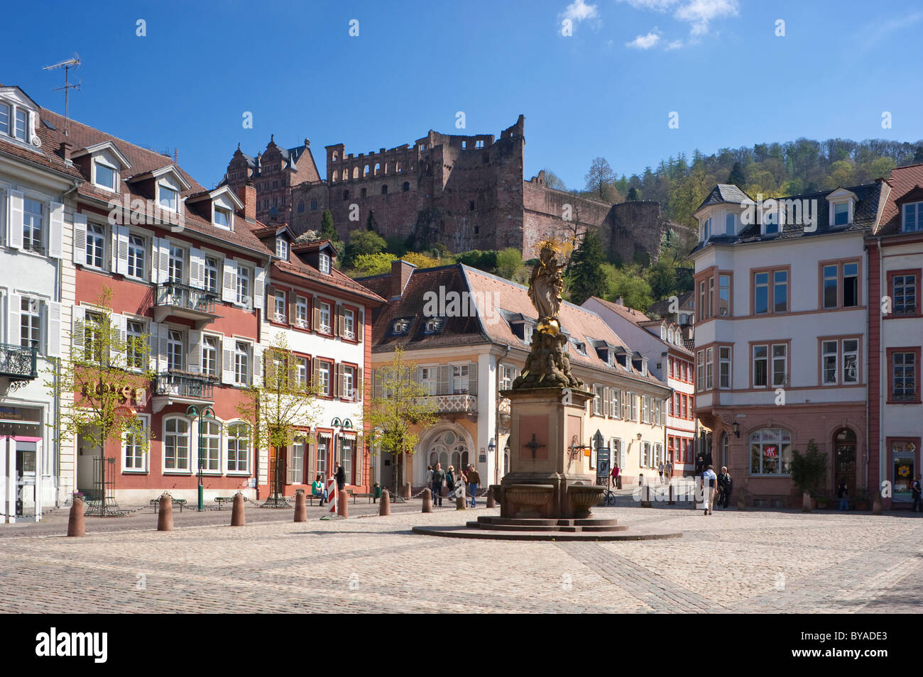 Kornmarkt square with the Madonna Fountain and Heidelberg Castle ...