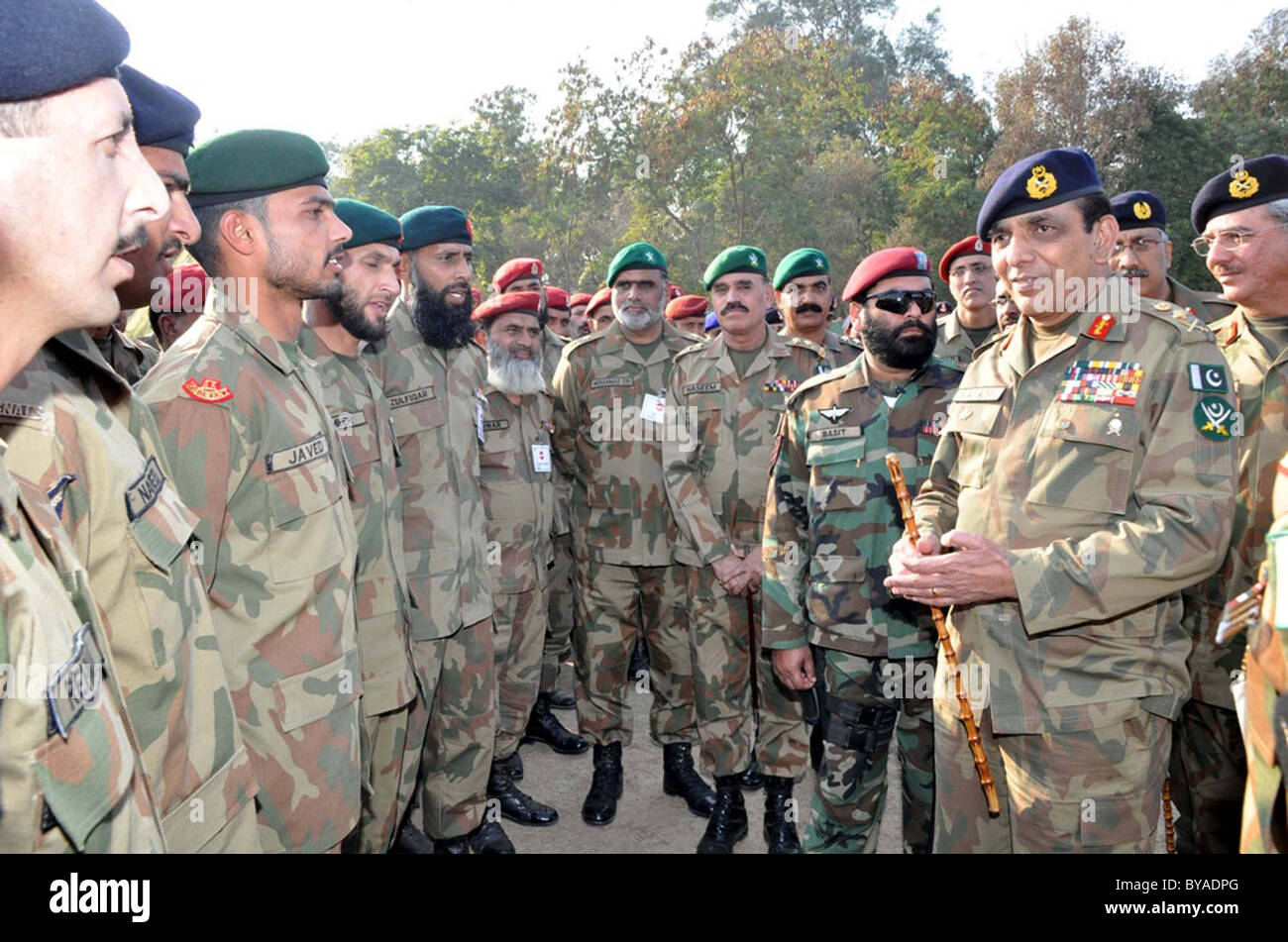 Chief of the Army Staff, Gen.Ashfaq Pervez Kayani talks with troops ...