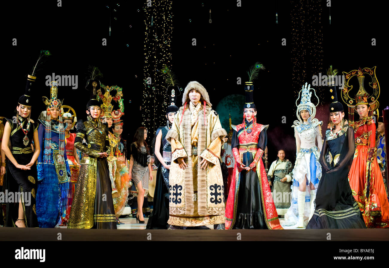 Models In Costumes High Resolution Stock Photography and Images - Alamy