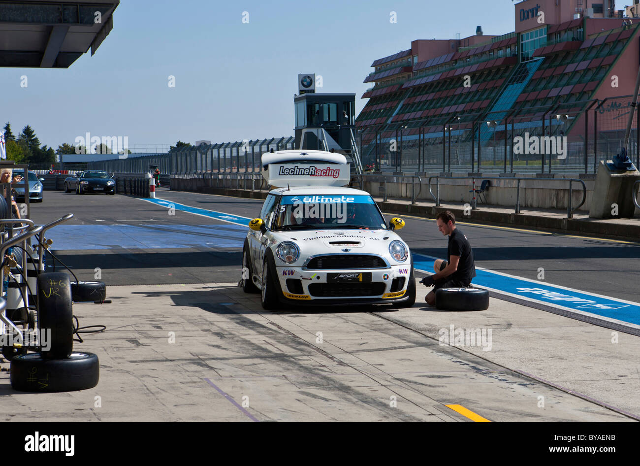 Tyre change, race of the Mini Coopers, Mini Challenge at the Oldtimer ...