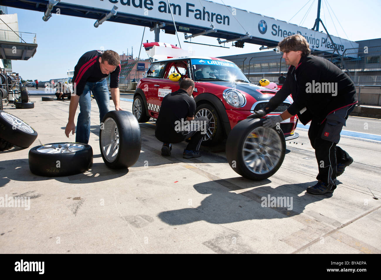 Tyre change, race of the Mini Coopers, Mini Challenge at the Oldtimer ...