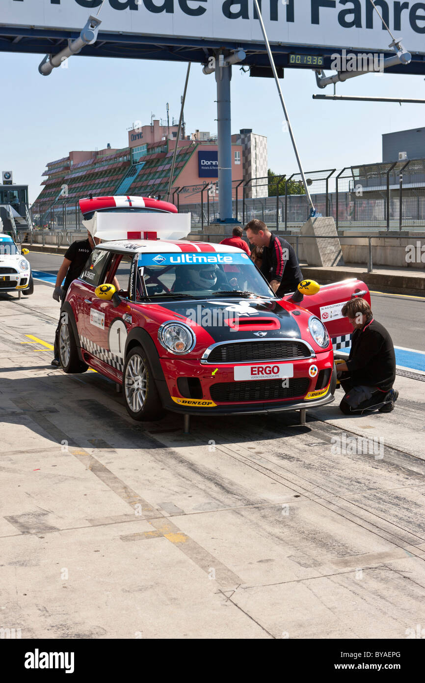 Tyre change, race of the Mini Coopers, Mini Challenge at the Oldtimer ...