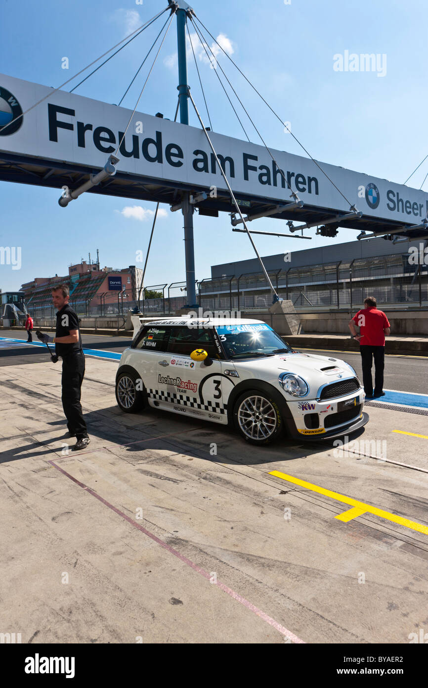 Race of the Mini Coopers, Mini Challenge at the Oldtimer Grand Prix ...