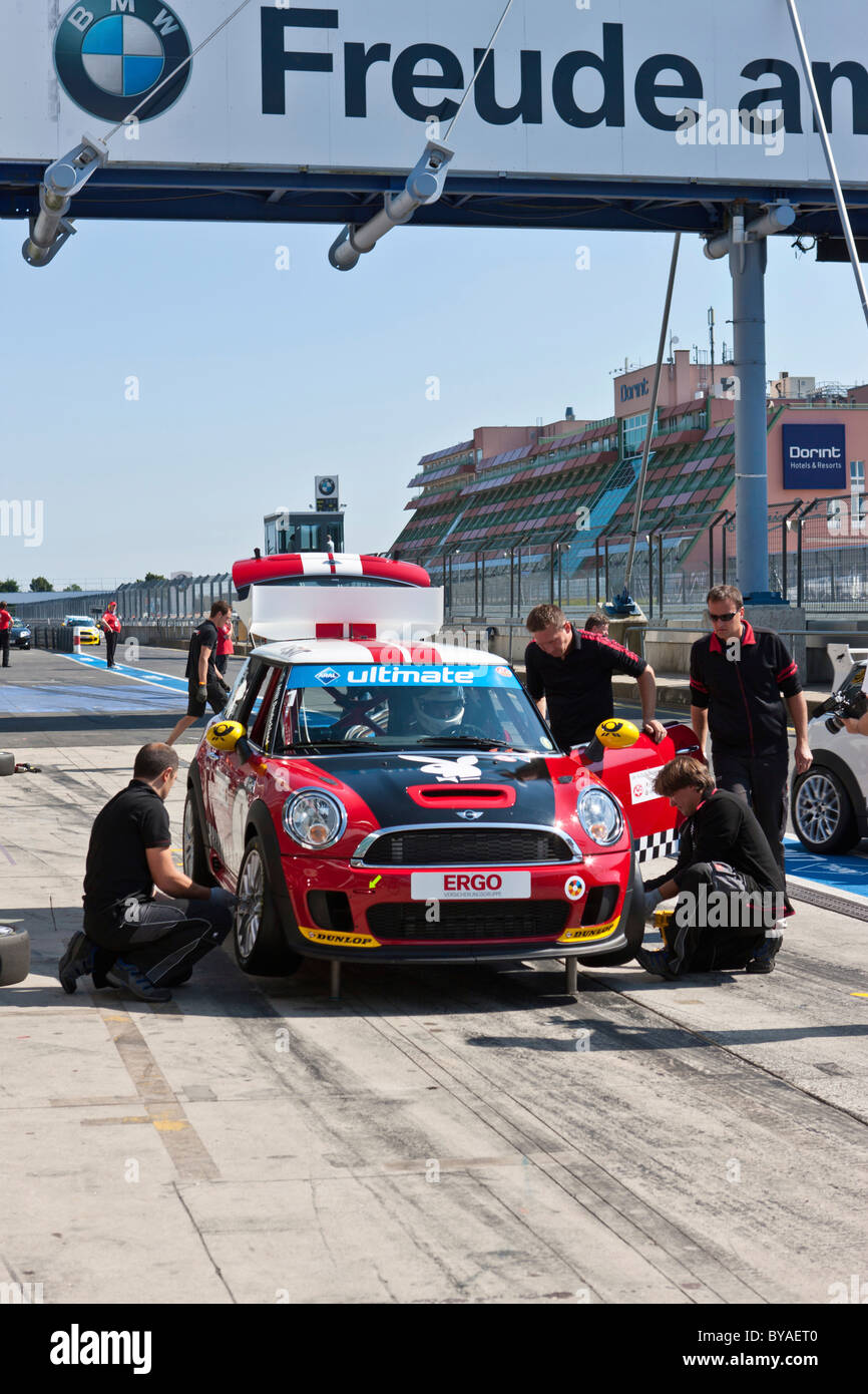 Race mini coopers mini challenge hi-res stock photography and images ...