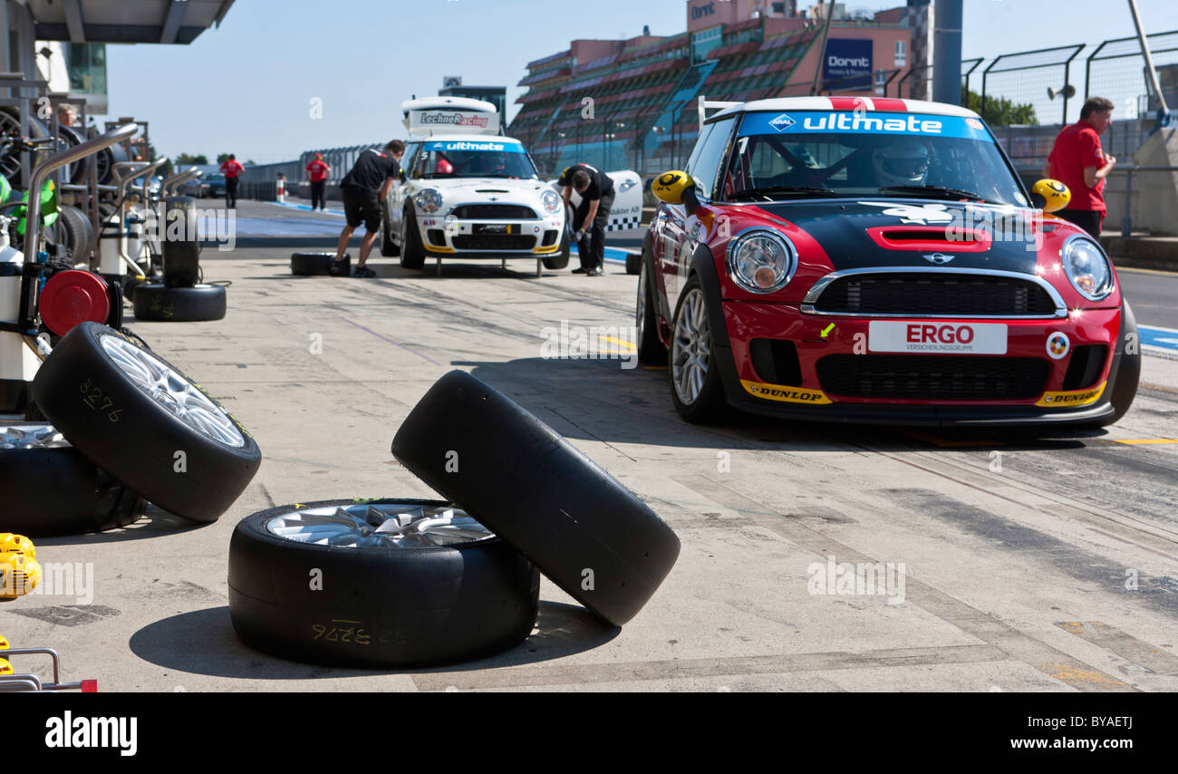 Tyre change, race of the Mini Coopers, Mini Challenge at the Oldtimer ...